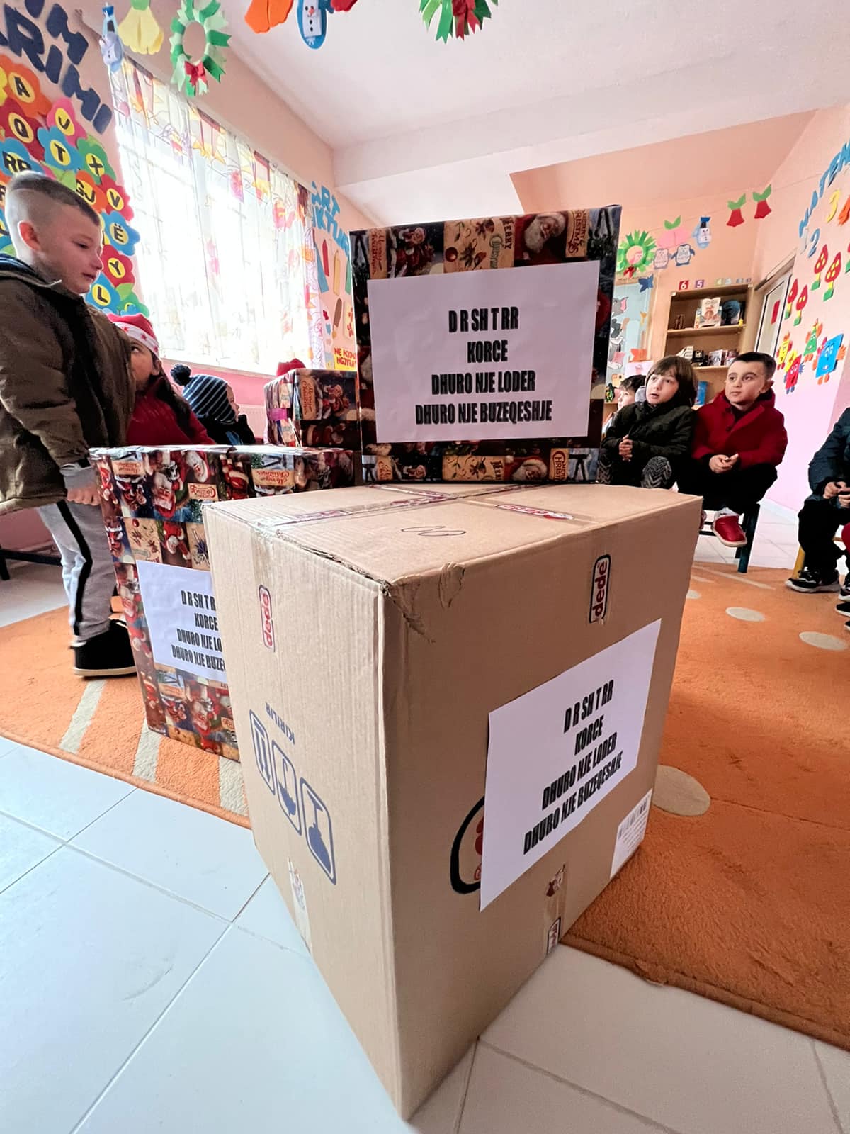 DRSHTRR Korçë dhuron lodra për fëmijët e vegjël të kopshtit "Stinët ...